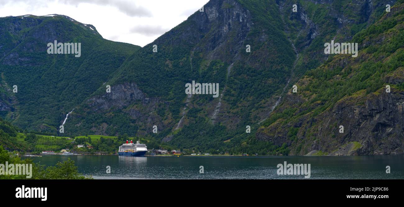 Sea bay big cliff hi-res stock photography and images - Alamy