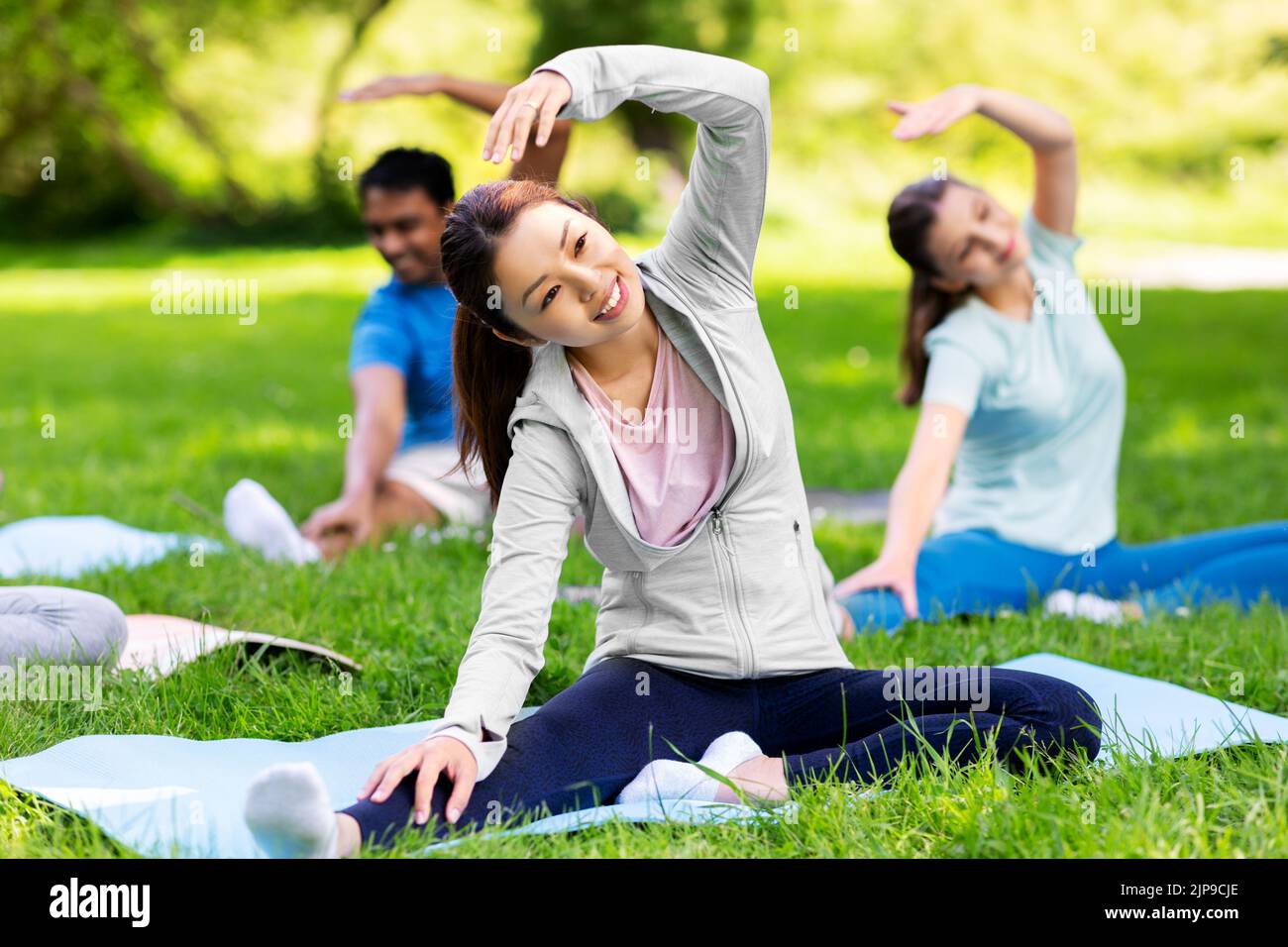 Group fitness people exercising together hi-res stock photography and ...