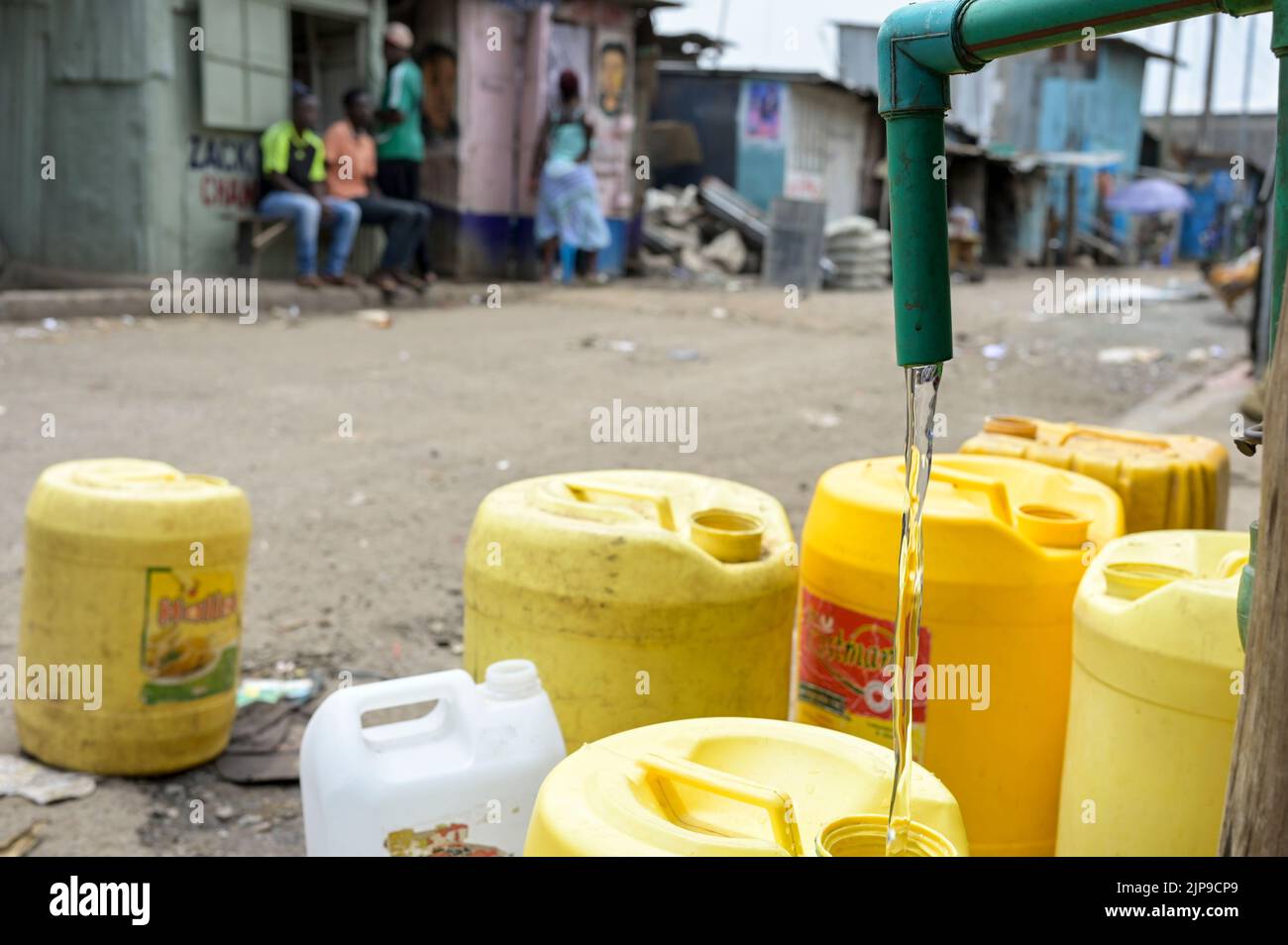 KENYA, Nairobi, Mathare Slum, water kiosk / KENIA, Nairobi, Stadtteil ...