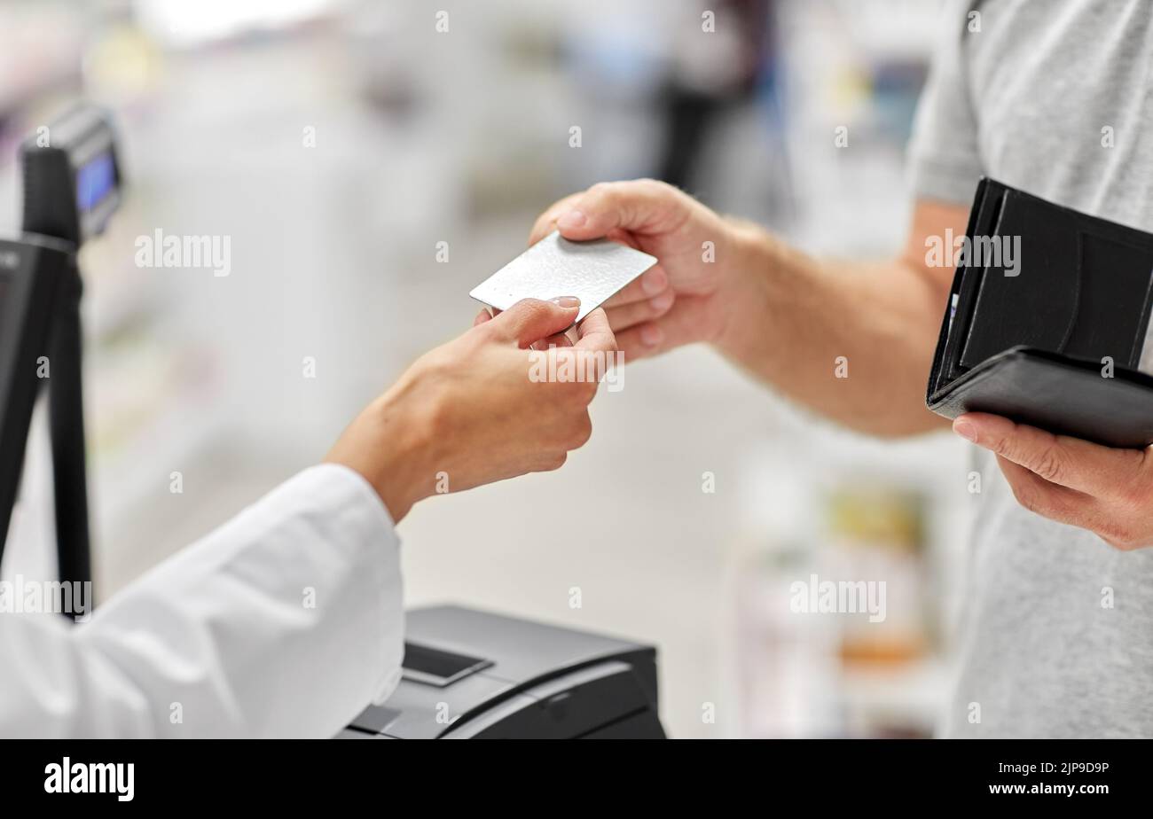 close up of hand giving bank card to pharmacist Stock Photo - Alamy