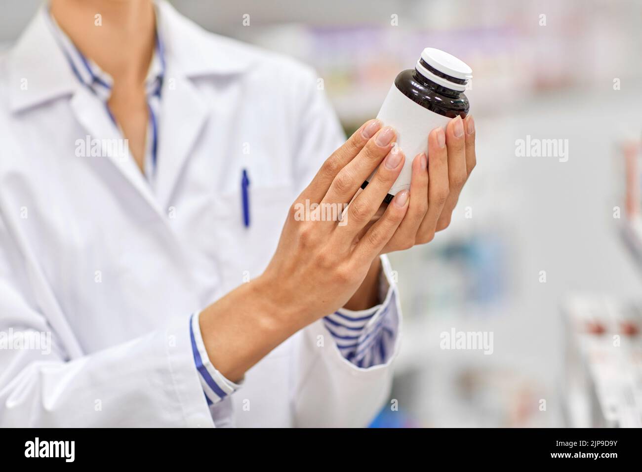 Pharmacist hand hi-res stock photography and images - Alamy