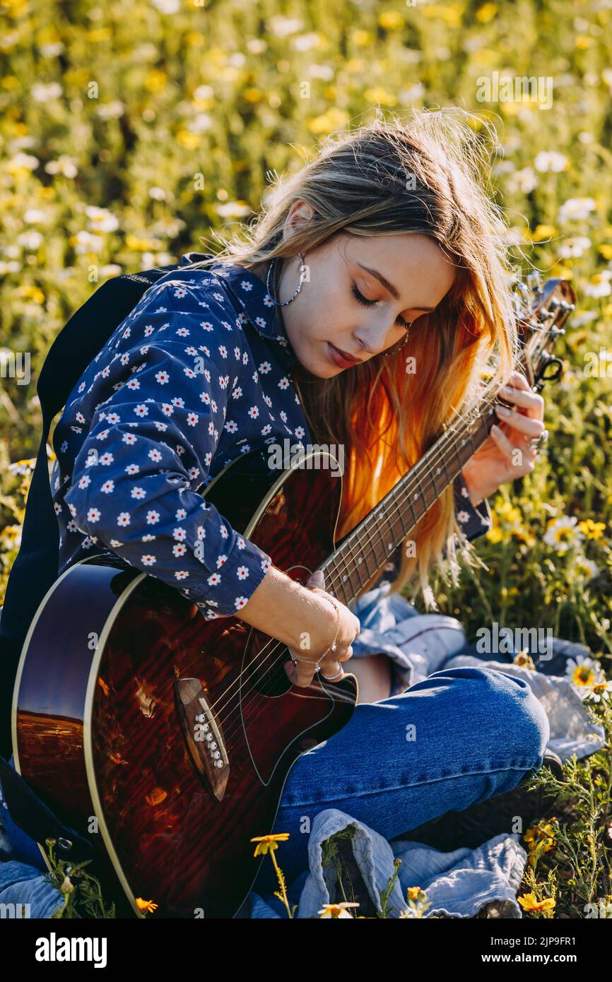 romantic, musician, playing guitar, liedermacherin, romantics ...