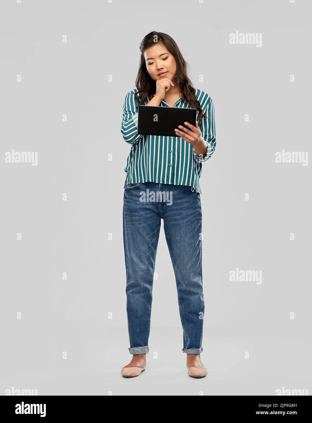 Suspicious woman and computer hi-res stock photography and images - Alamy