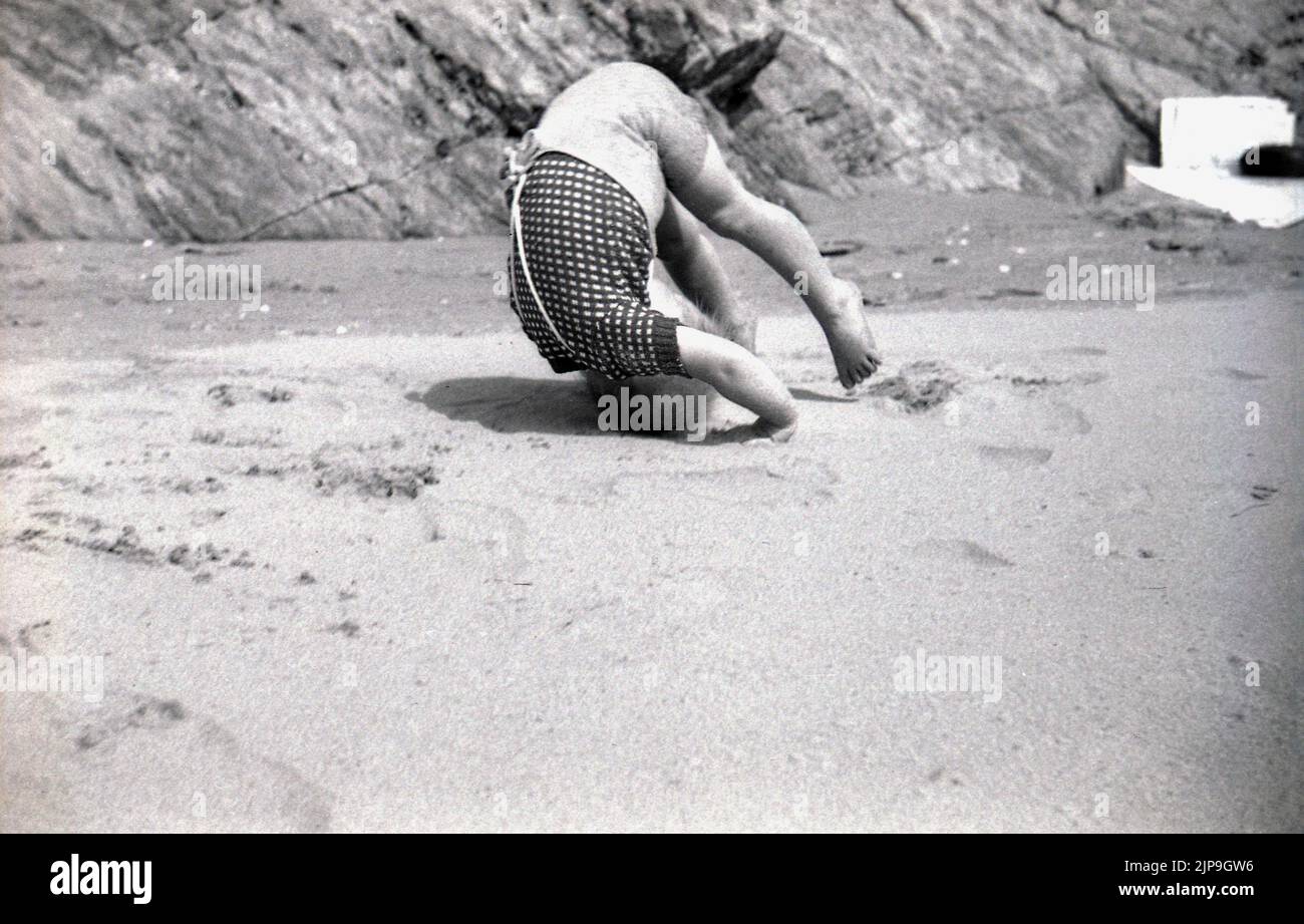 Head in sand 1950s hi-res stock photography and images - Alamy
