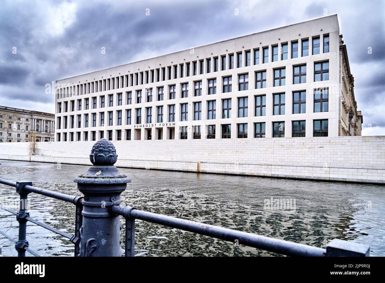 Rectangular museum building hi-res stock photography and images - Alamy