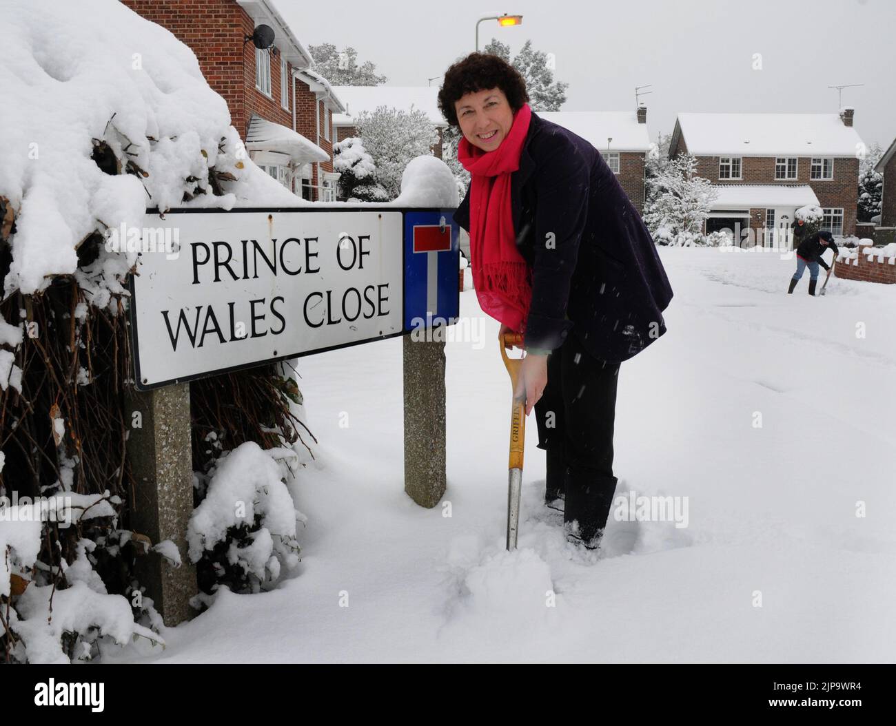 KATE MIDDLETON (45) CLEARS THE SNOW FROM OUTSIDE HER HOUSE IN PRINCE OF ...