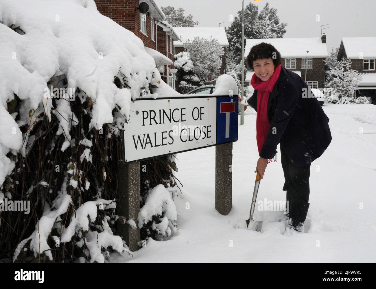 KATE MIDDLETON (45) CLEARS THE SNOW FROM OUTSIDE HER HOUSE IN PRINCE OF ...