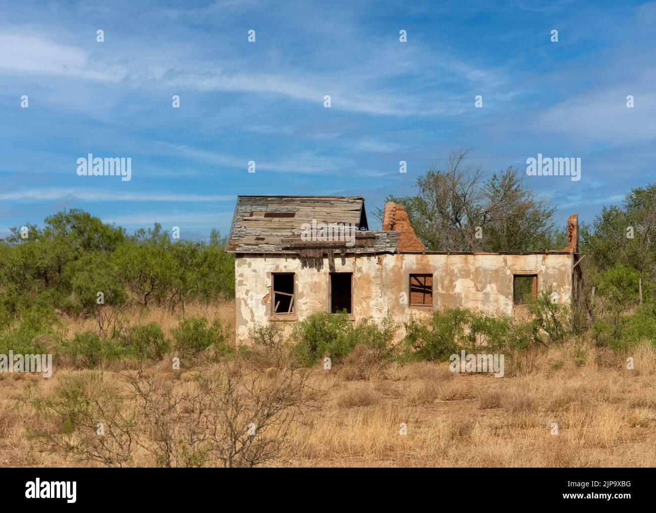 abandoned ruins (house) in New Mexico. Structure is in major disrepair Stock Photo - Alamy
