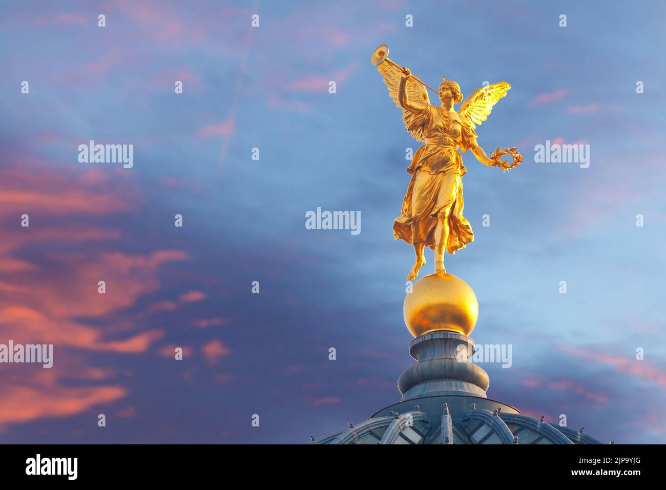 Golden angel statue hi-res stock photography and images - Alamy