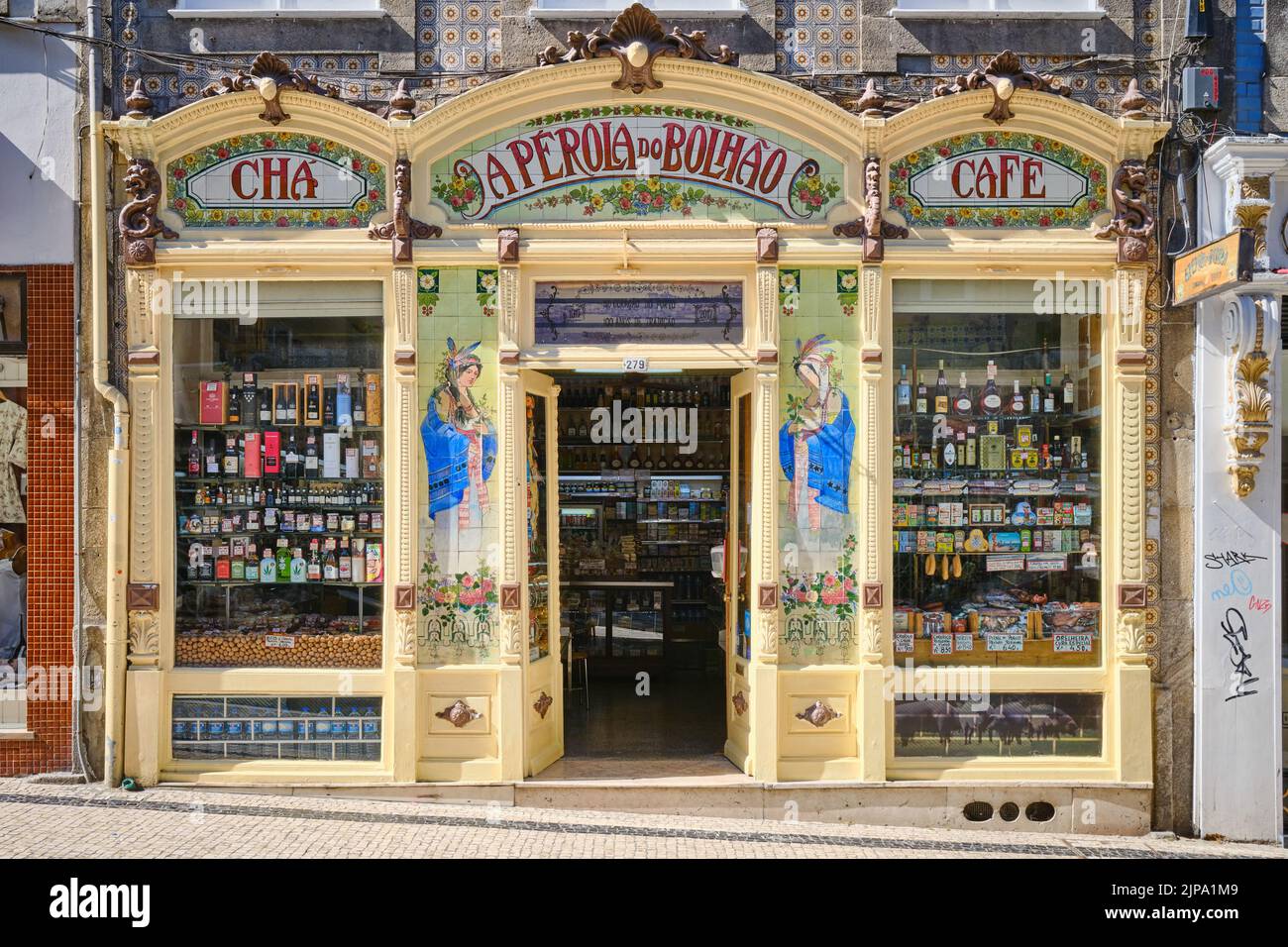 Portuguese tiled shop front hi-res stock photography and images - Alamy