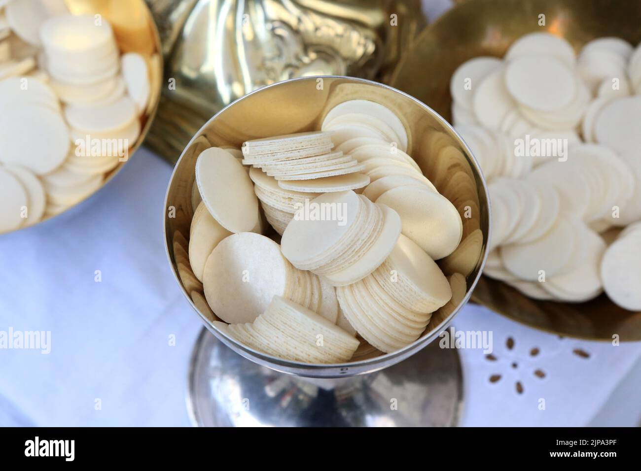 Hosties patene religion hi-res stock photography and images - Alamy