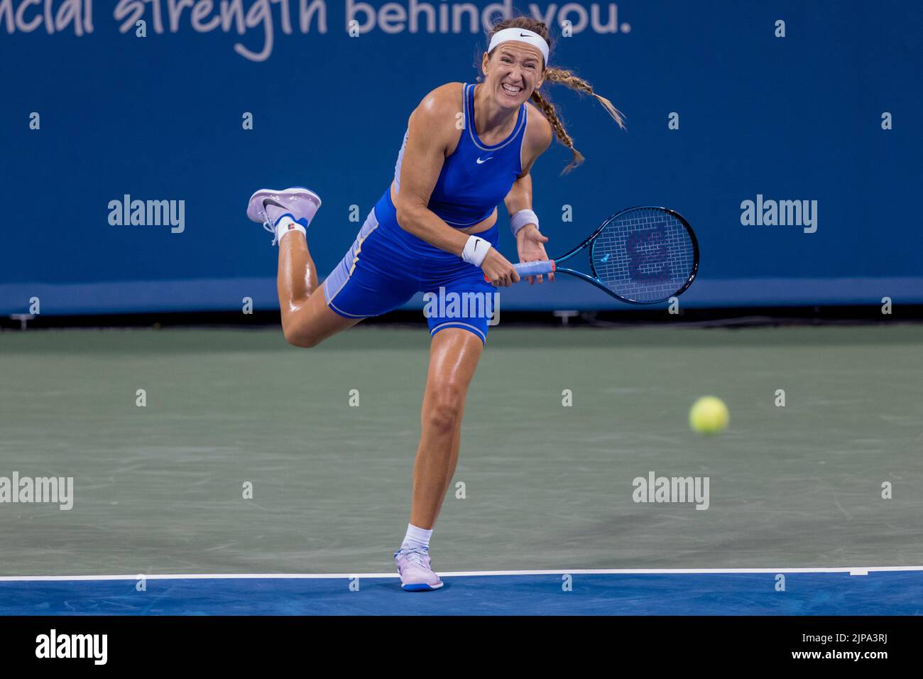Mason, Ohio, USA. 15th Aug, 2022. Victoria Azarenka (BLR) serves during ...