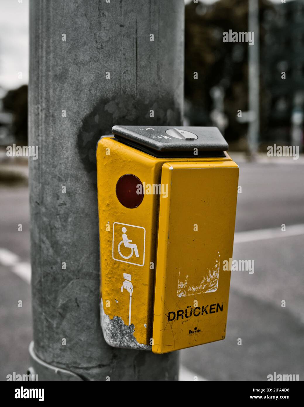 Traffic light at wall street hi-res stock photography and images - Alamy