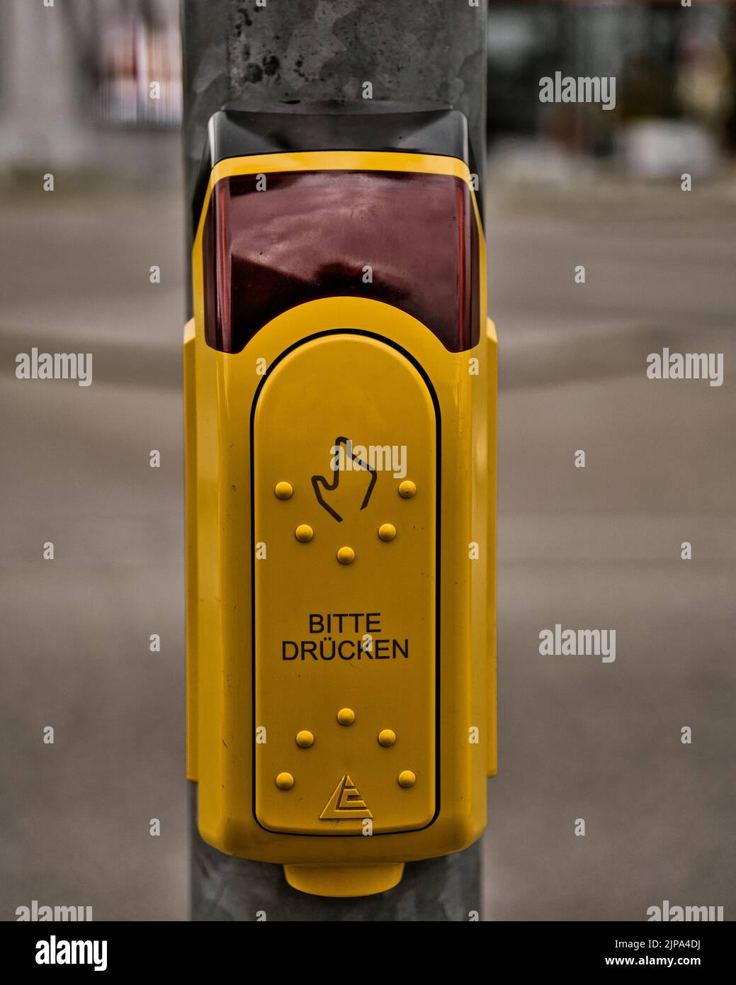 Yellow button traffic light hi-res stock photography and images - Alamy