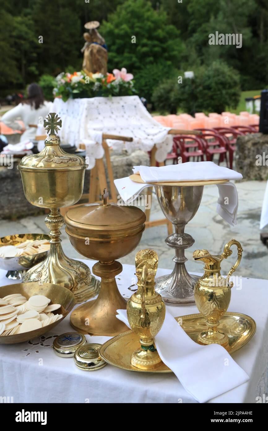 Table eucharistique : calice, ciboire, patène, huile Sainte, Saint ...