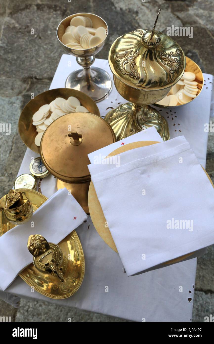 Table eucharistique : calice, ciboire, patène, huile Sainte, Saint ...