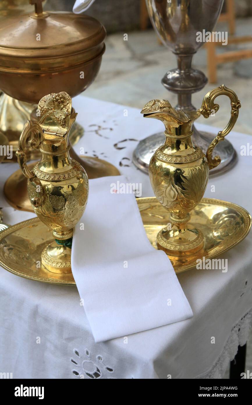 Table eucharistique : huiles Saintes. Messe de l'Assomption. Notre-Dame ...