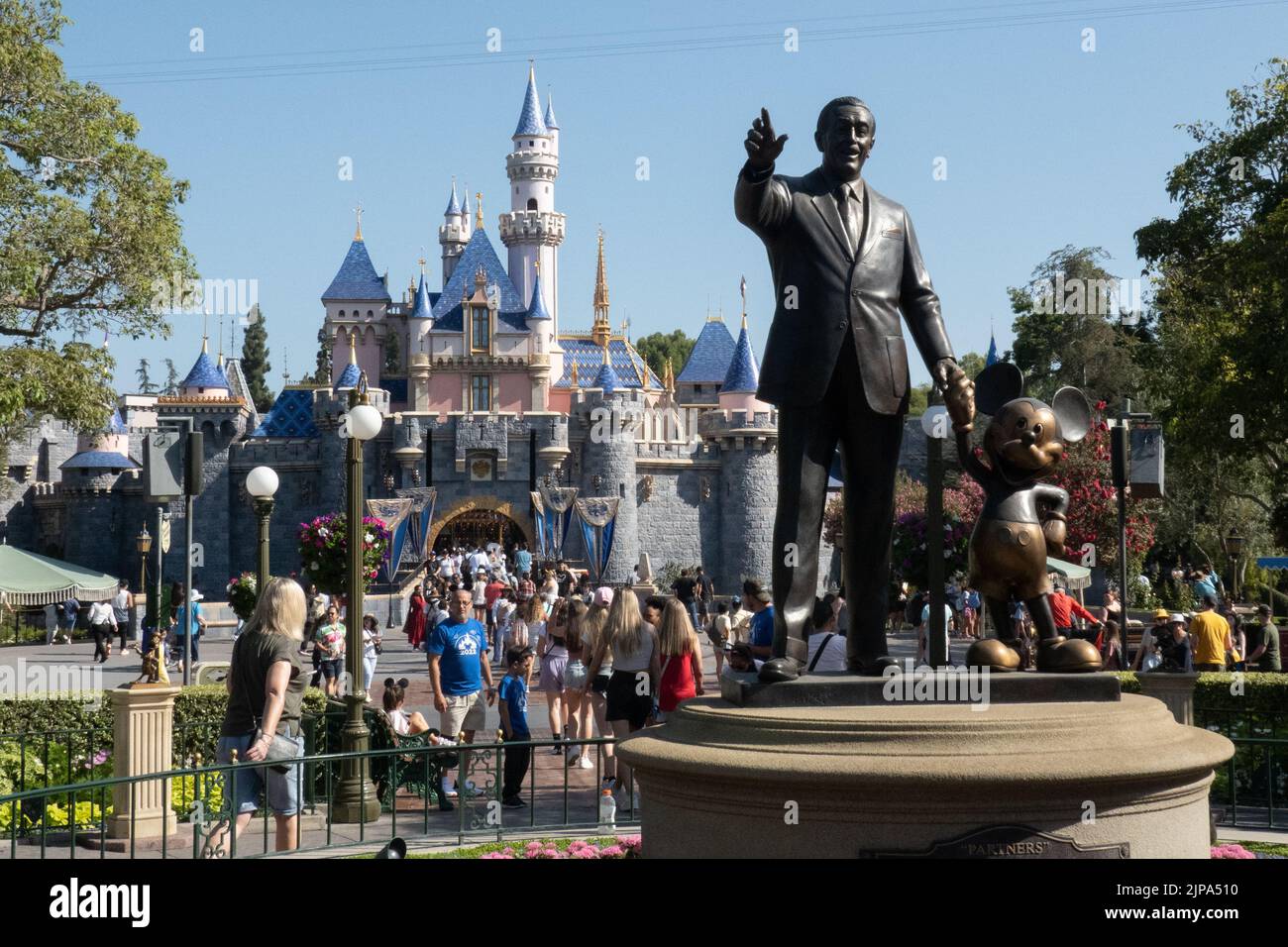 Statue holders hi-res stock photography and images - Alamy