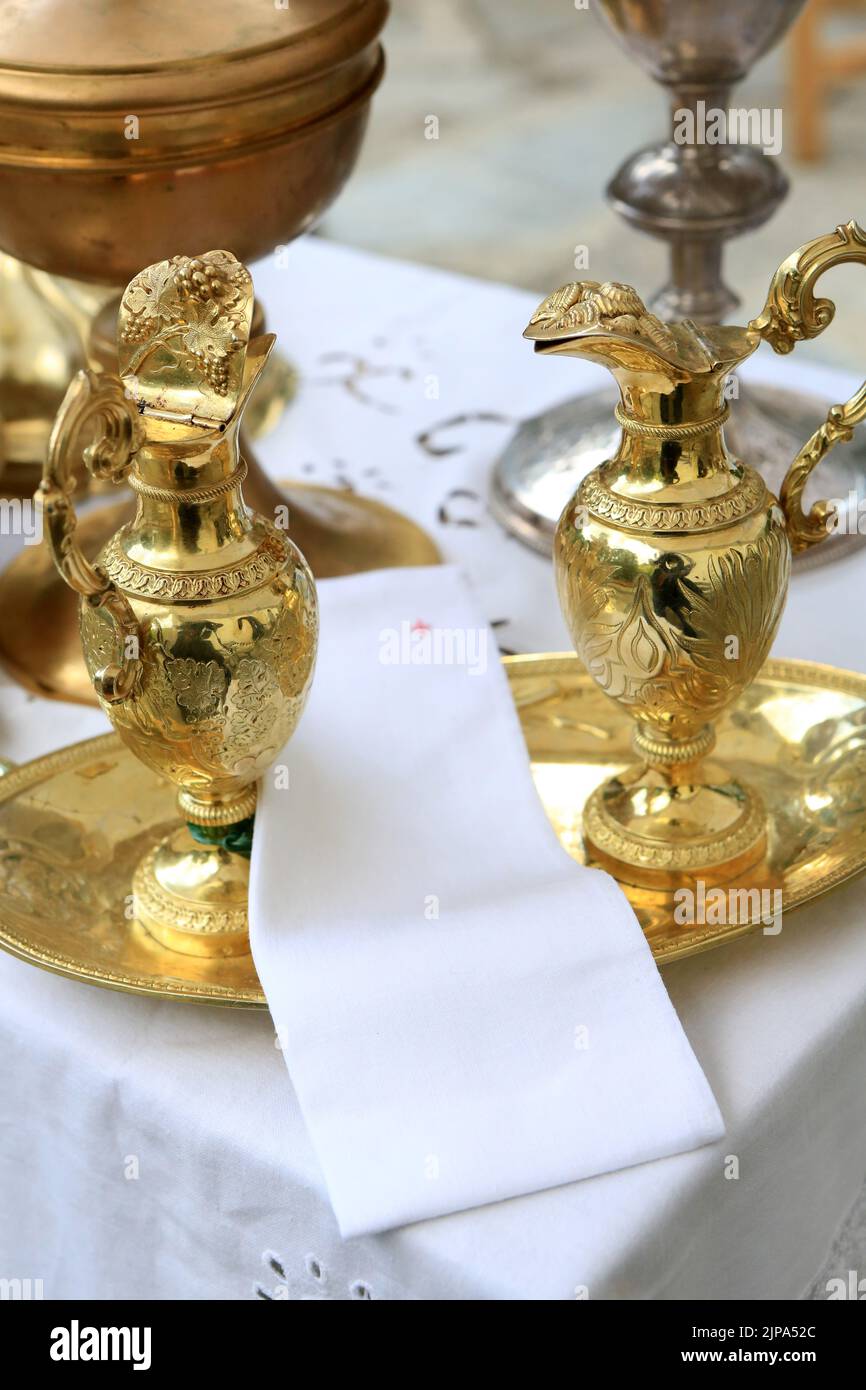 Table eucharistique : huiles Saintes. Messe de l'Assomption. Notre-Dame ...