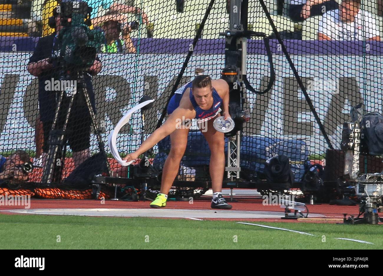 Athlete discus throw athletics discus hi-res stock photography and ...