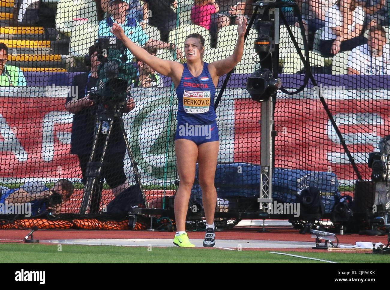 Athlete discus throw athletics discus hi-res stock photography and ...