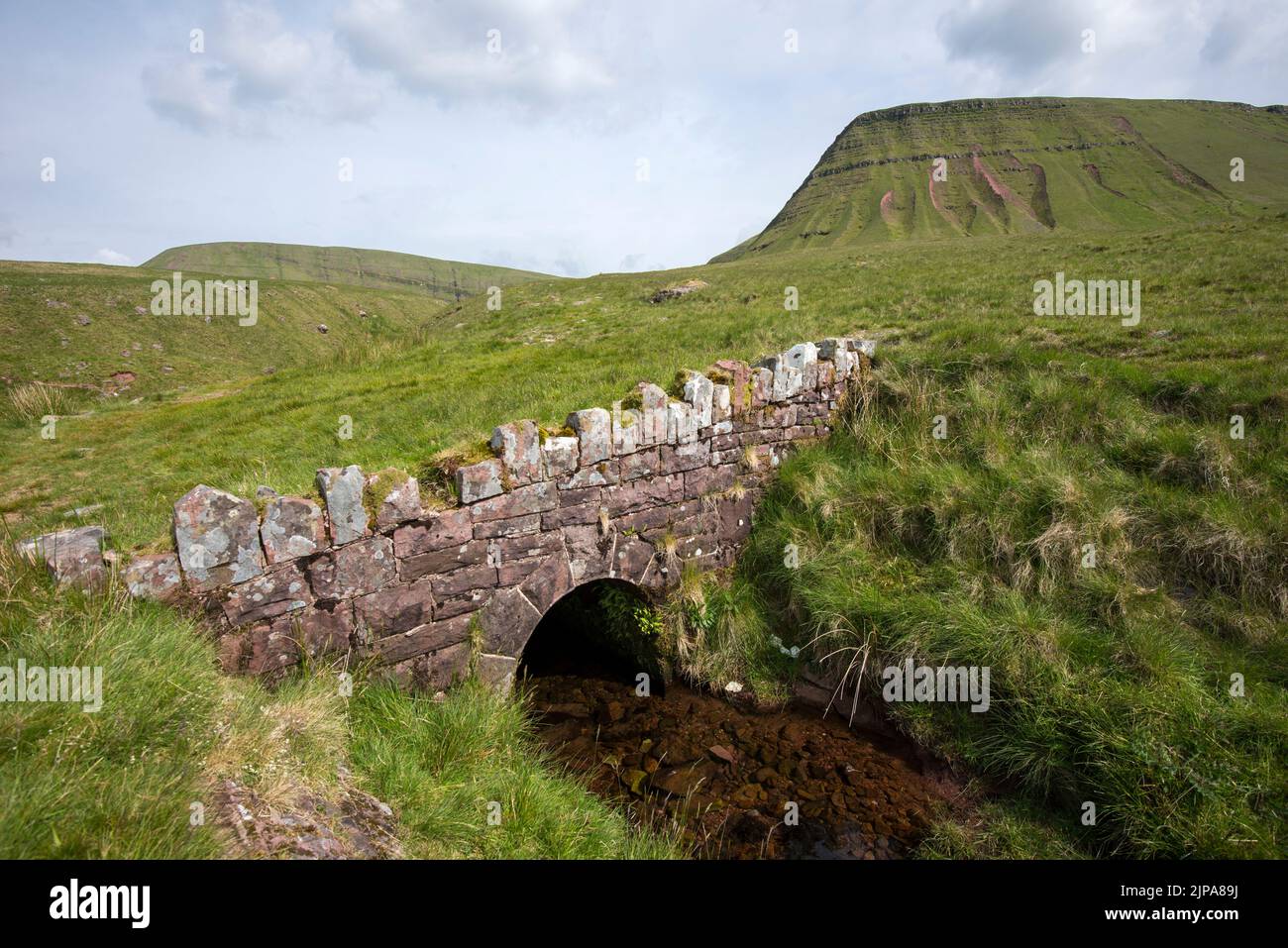 An old stone bridge over a stream in the Brecon Beacons in Wales Stock ...