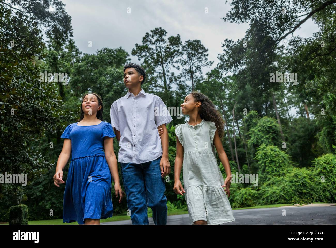 Kids walking home from school hi-res stock photography and images - Alamy