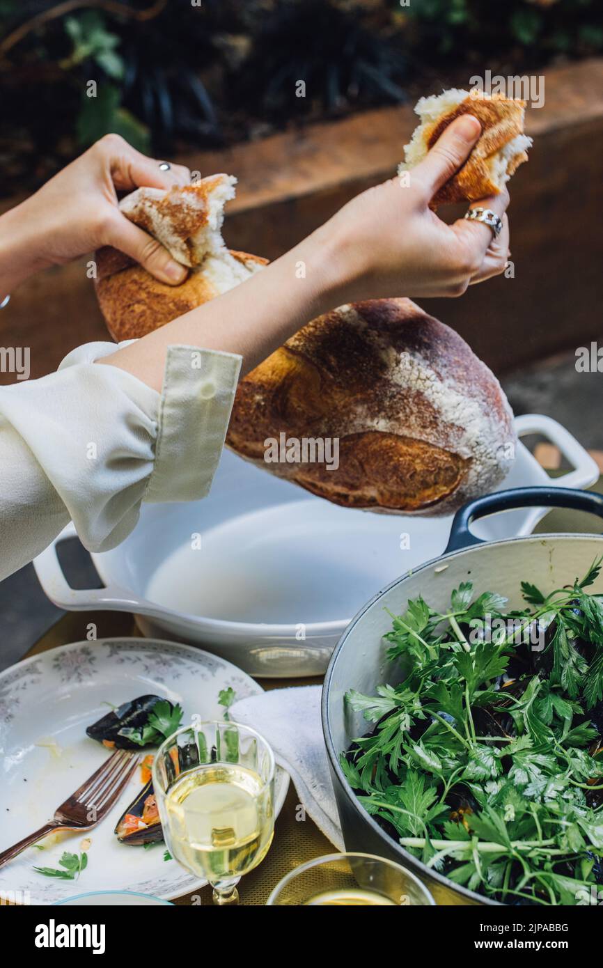 Breaking of bread hi-res stock photography and images - Alamy