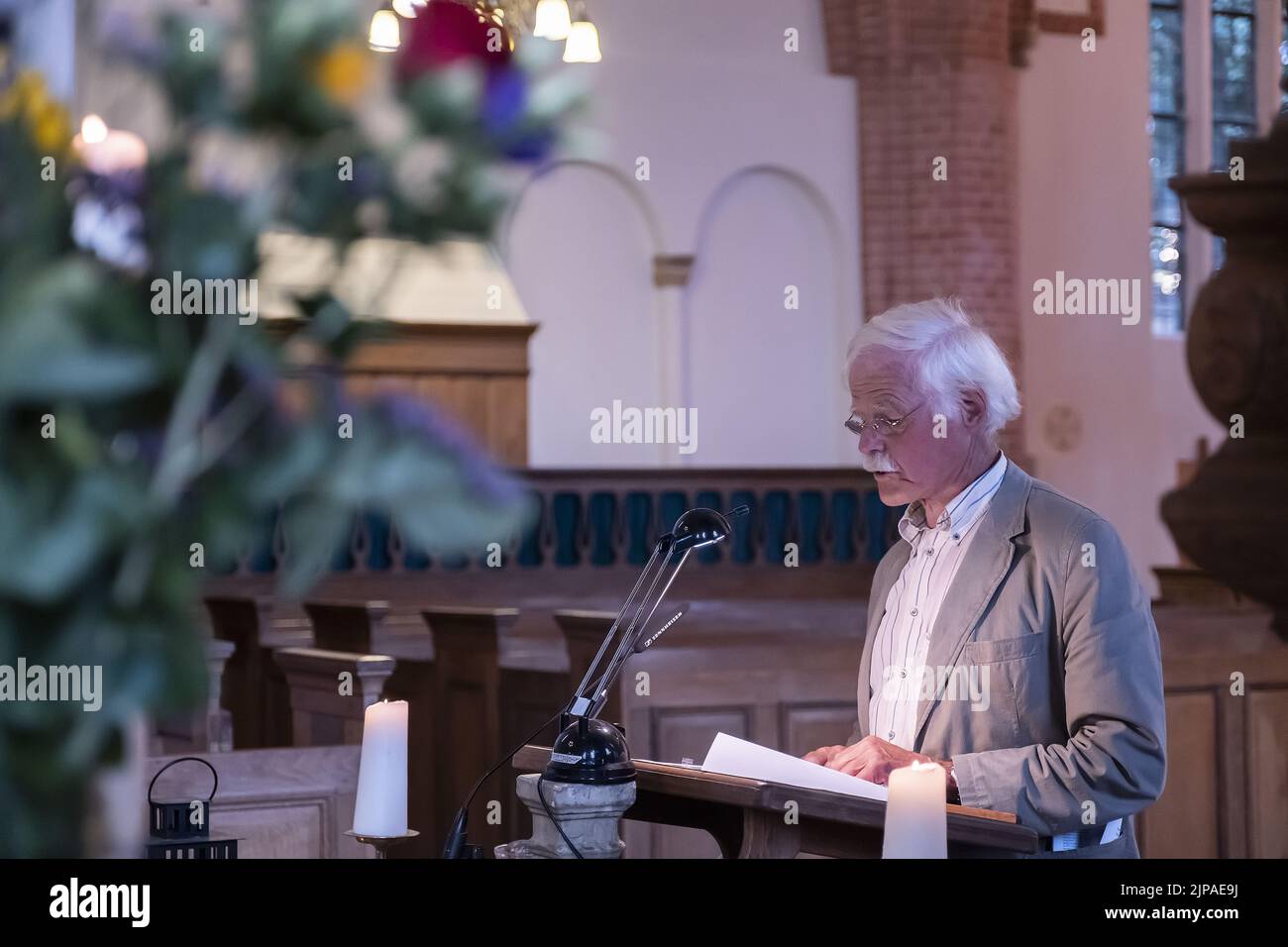 2022-08-16 19:38:37 LOPPERSUM - Reint Wobbes reads the scriptures in ...