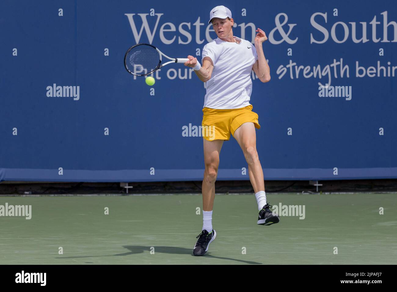 Mason, Ohio, USA. 16th Aug, 2022. Jannik Sinner (ITA) hits a forehand ...