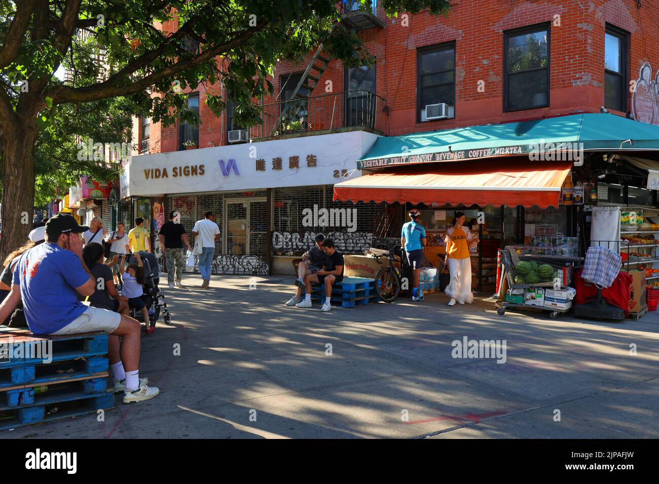 Dimes square hi-res stock photography and images - Alamy