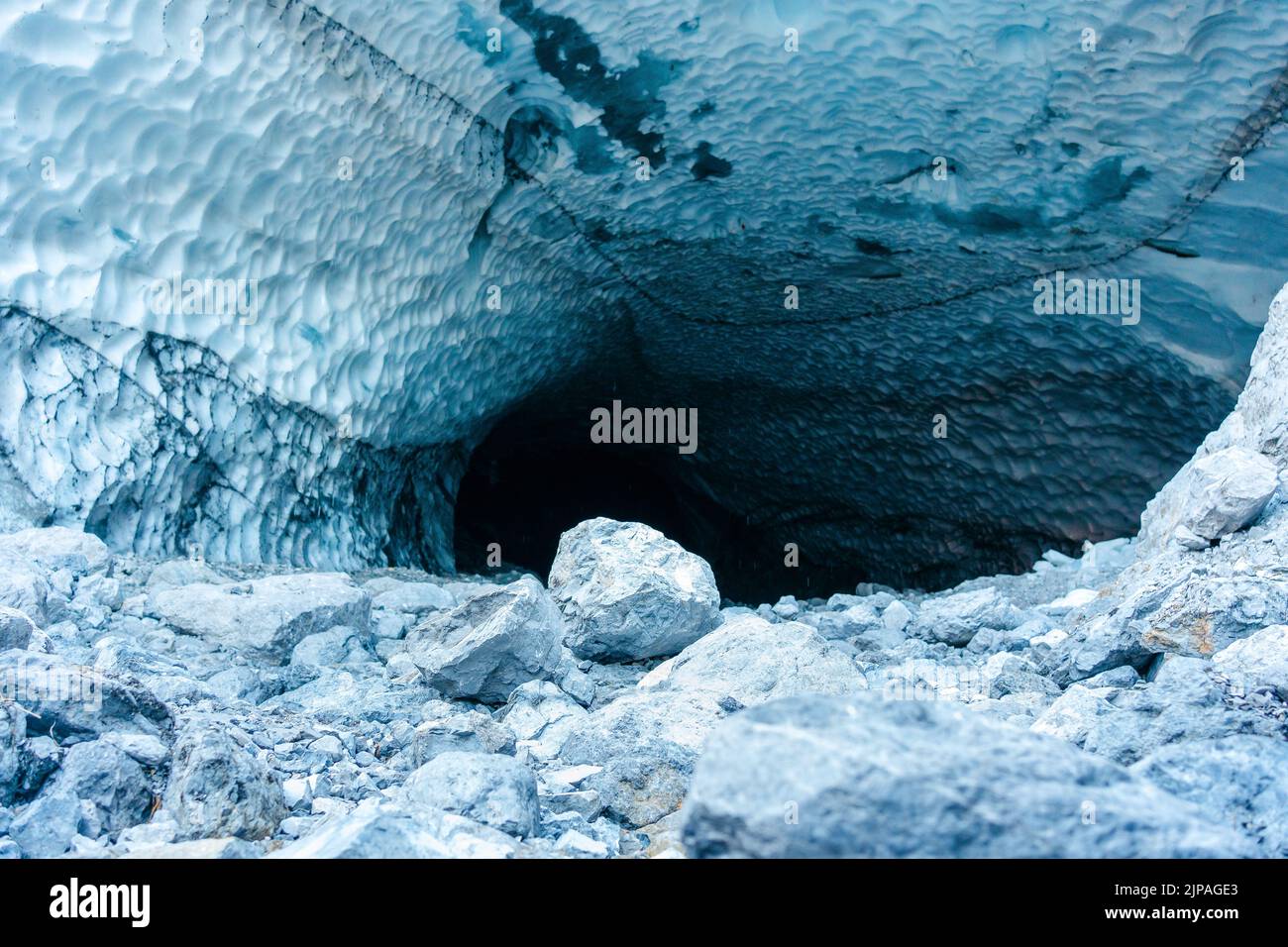 High up cave entrance hi-res stock photography and images - Alamy