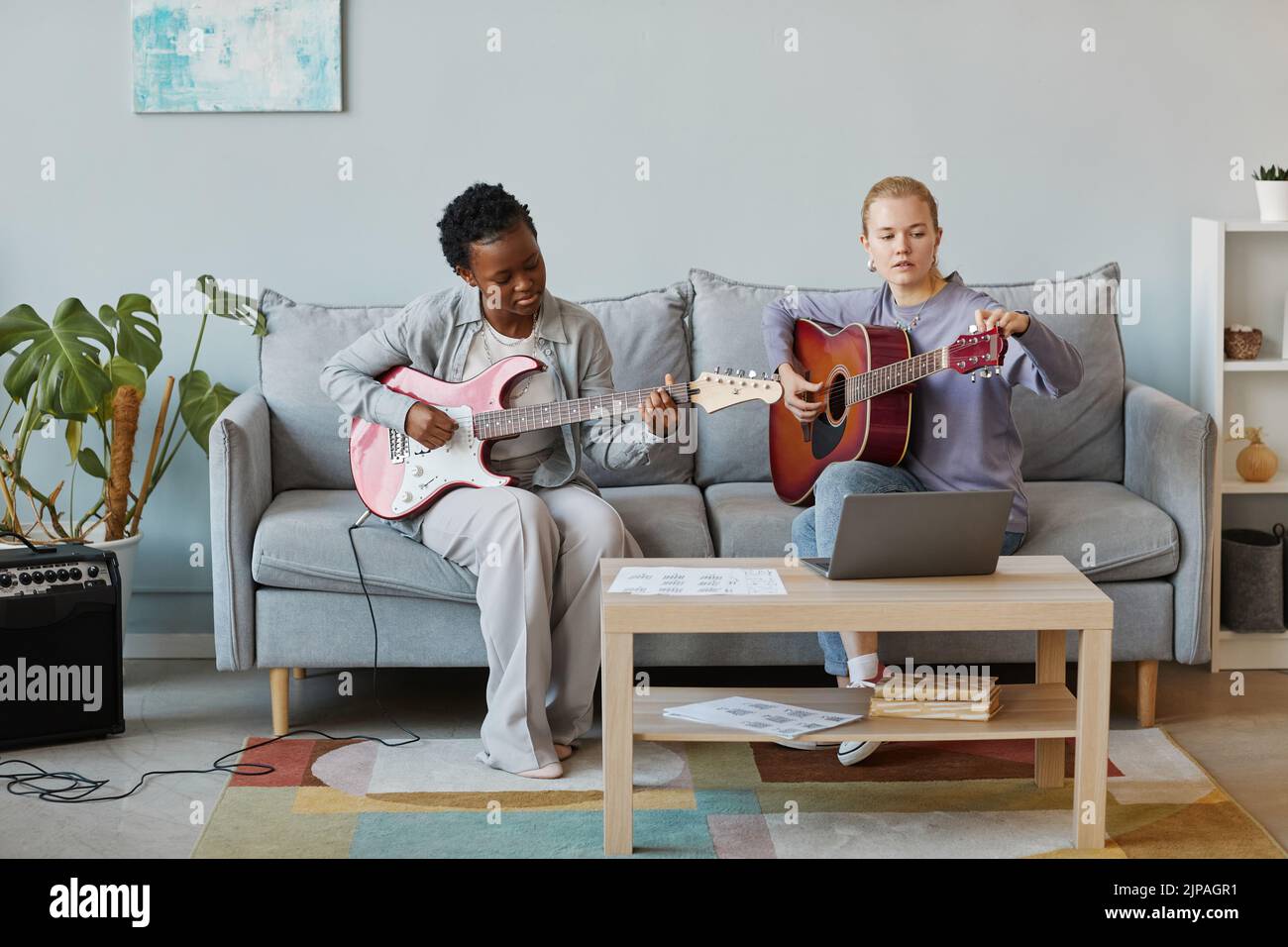 String holding it together hi-res stock photography and images - Alamy