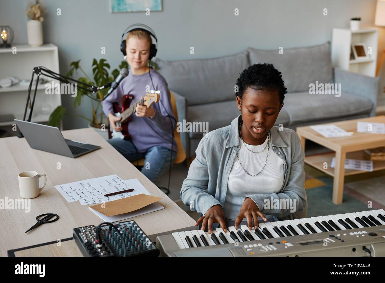 Women playing musical instruments hi-res stock photography and images ...