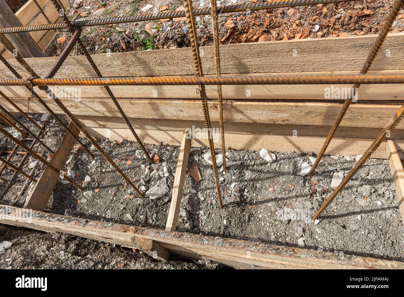 Reinforcement covered with earth during the collapse of the formwork ...