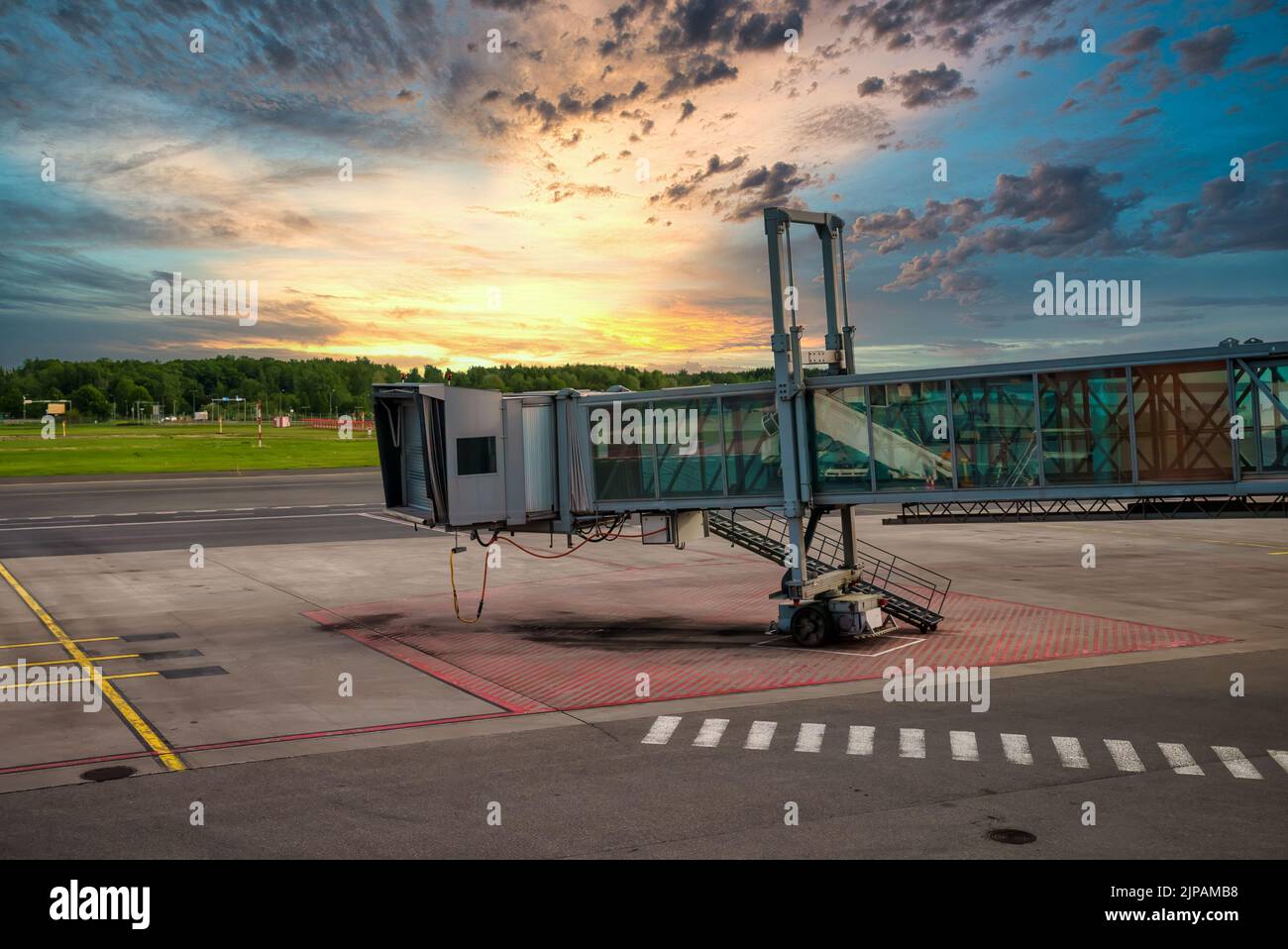 Jet bridge from an airport terminal gate Stock Photo - Alamy