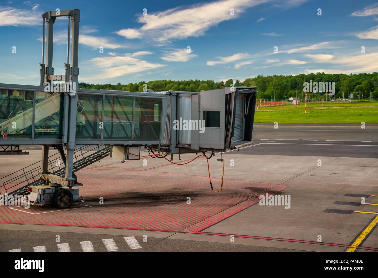 Jet bridge from an airport terminal gate Stock Photo - Alamy