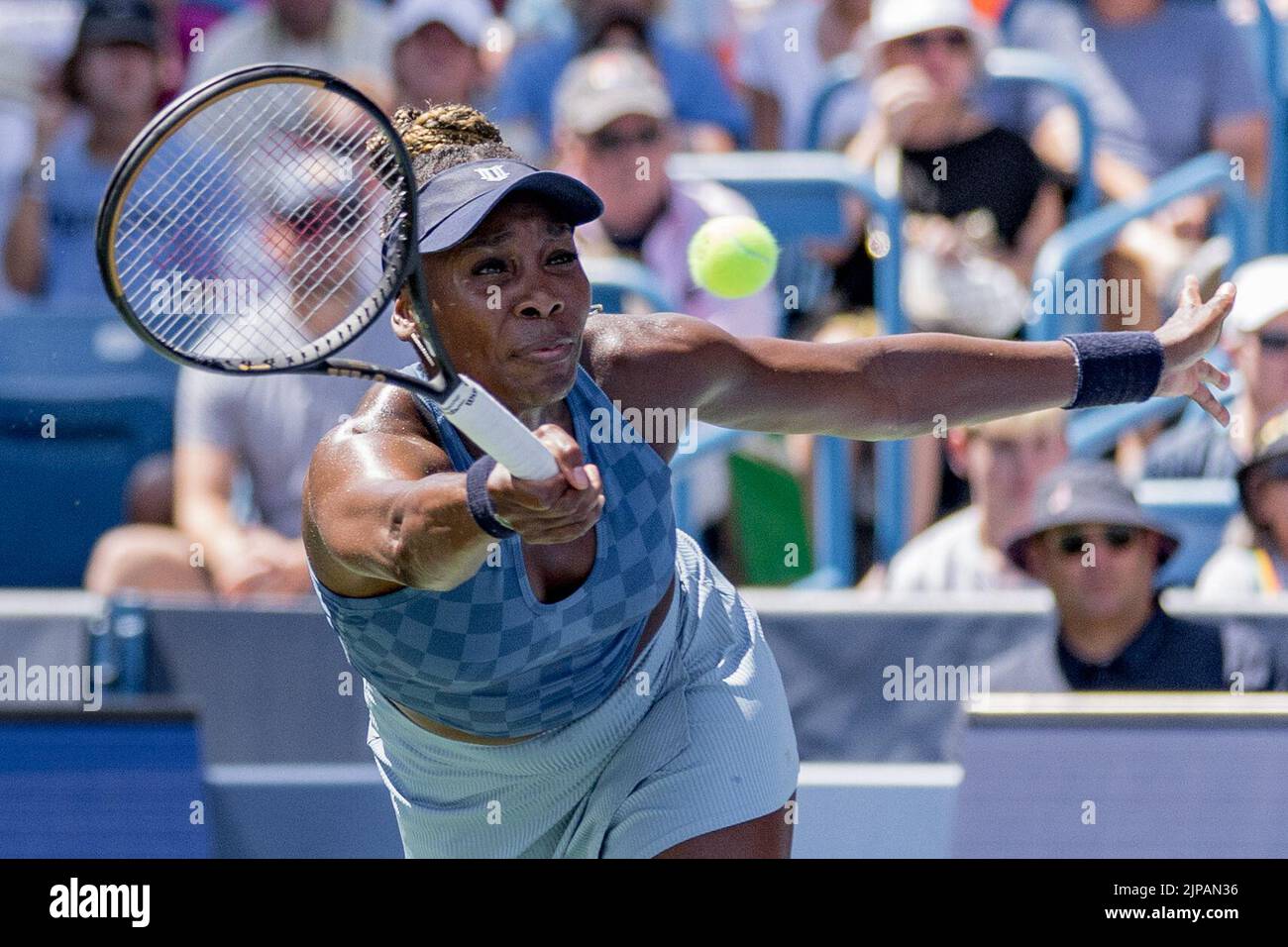 Mason, Ohio, USA. 16th Aug, 2022. Venus Williams (USA) reaches for a ...