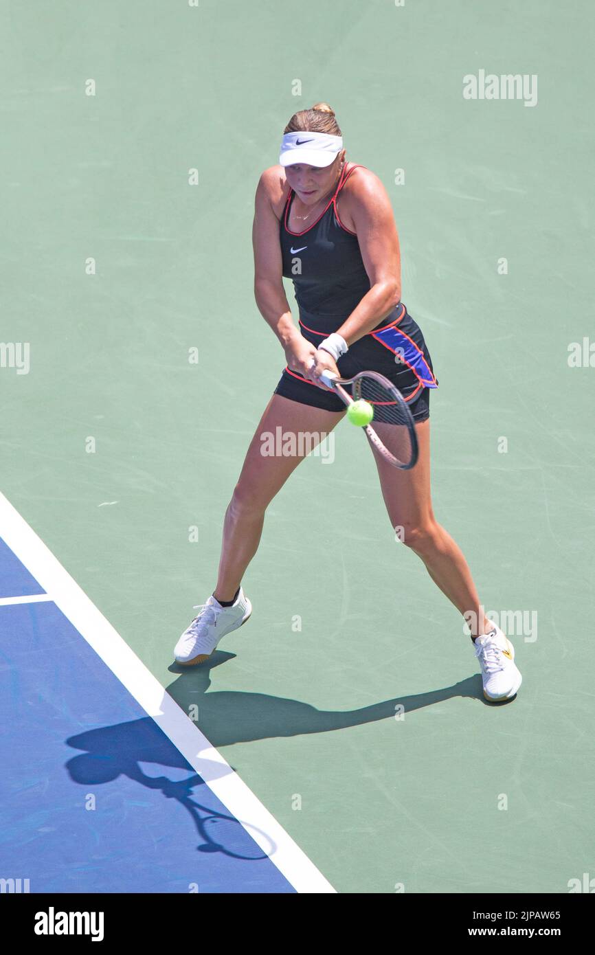 Mason, Ohio, USA. 15th Aug, 2022. Amanda Anisimova returns the ball ...