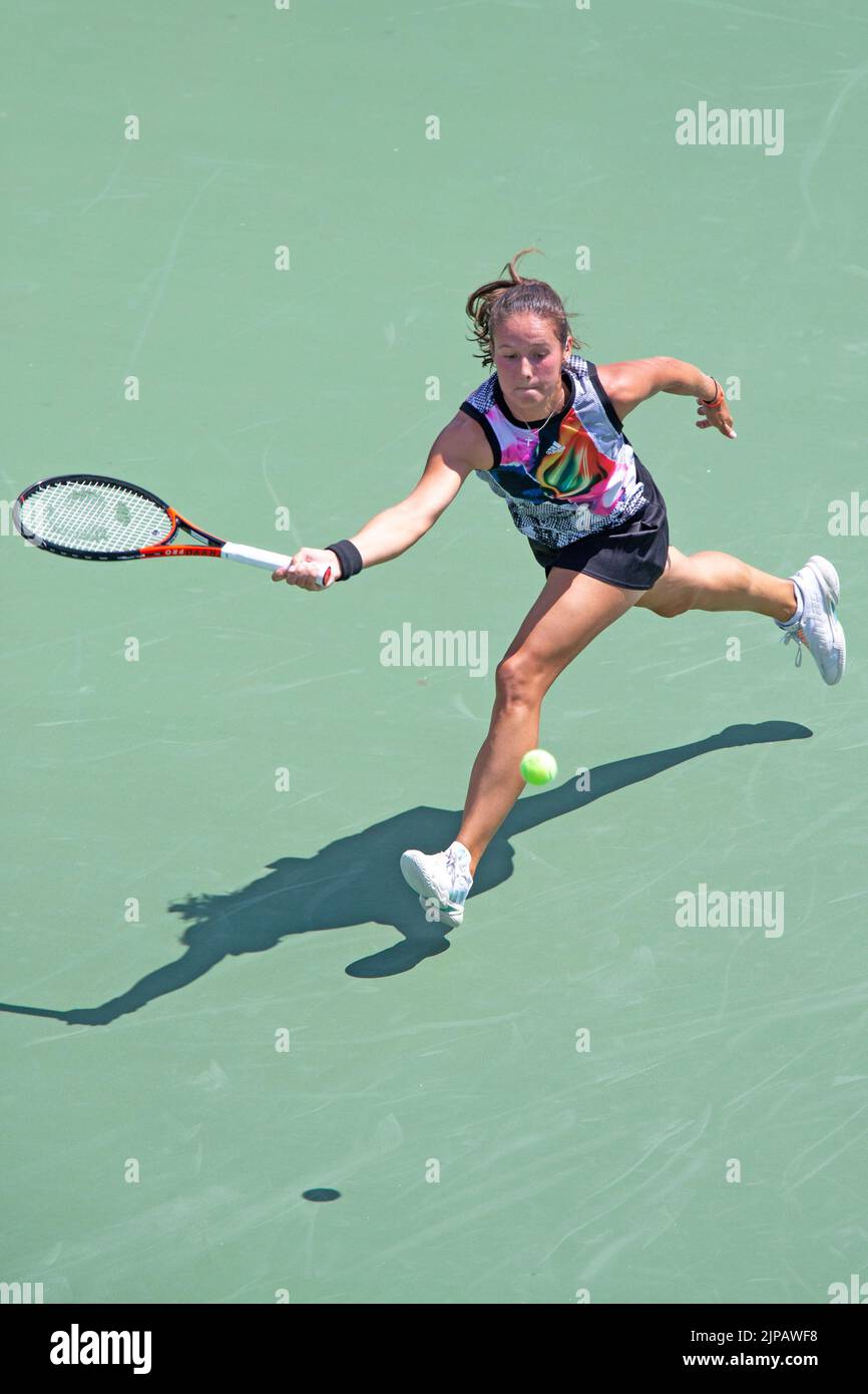 Mason, Ohio, USA. 15th Aug, 2022. Daria Kasatkina returns the ball ...