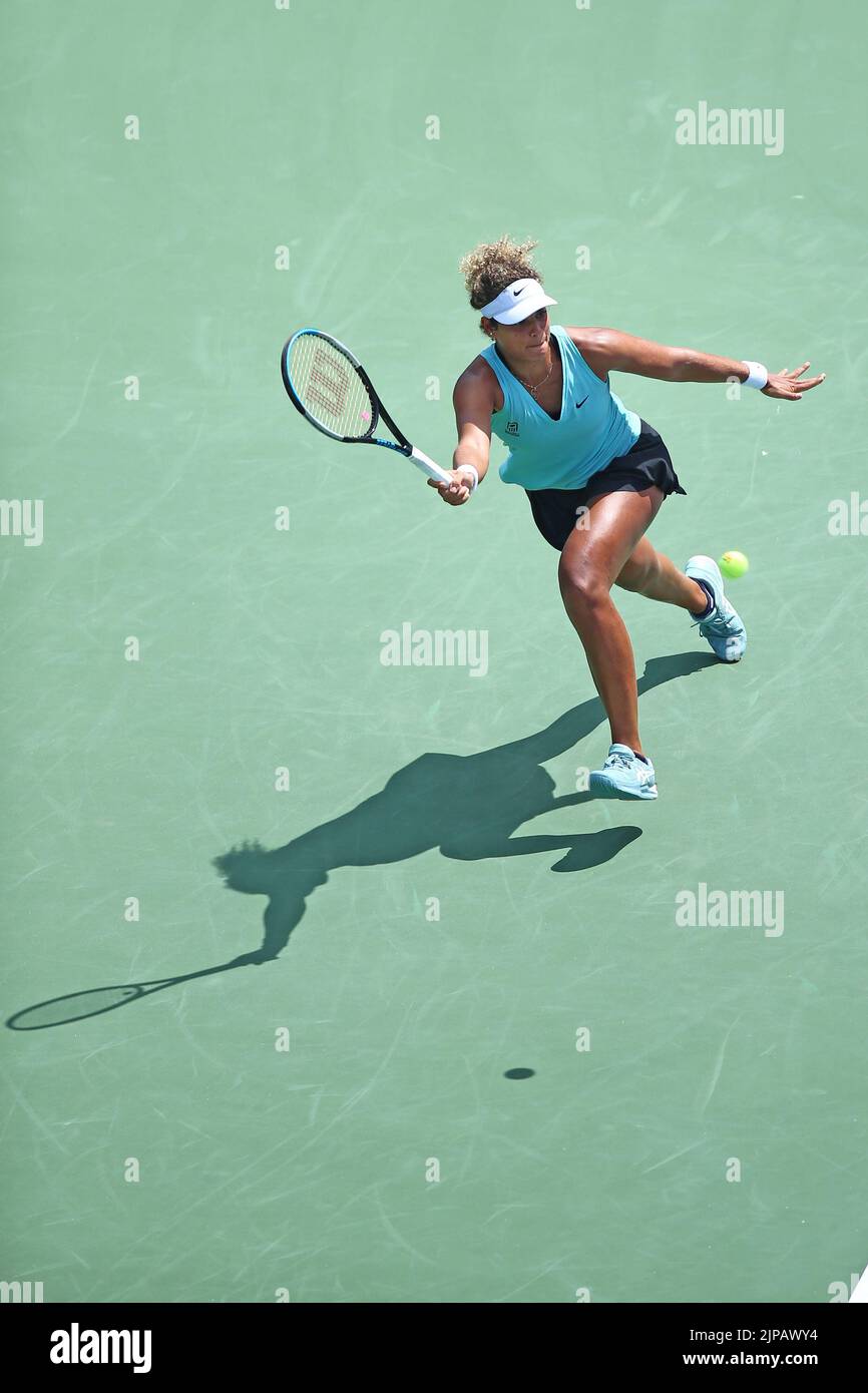 Mason, Ohio, USA. 15th Aug, 2022. Daria Kasatkina returns the ball ...