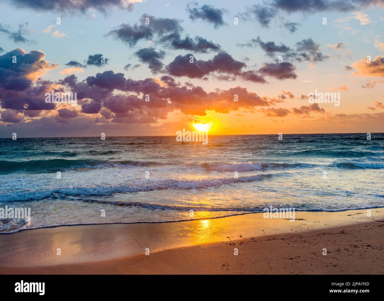 Miami beach pink lifeguard house hi-res stock photography and images ...