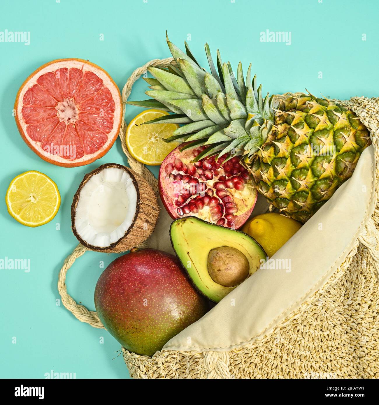 Shopping straw bag fruit hi-res stock photography and images - Alamy