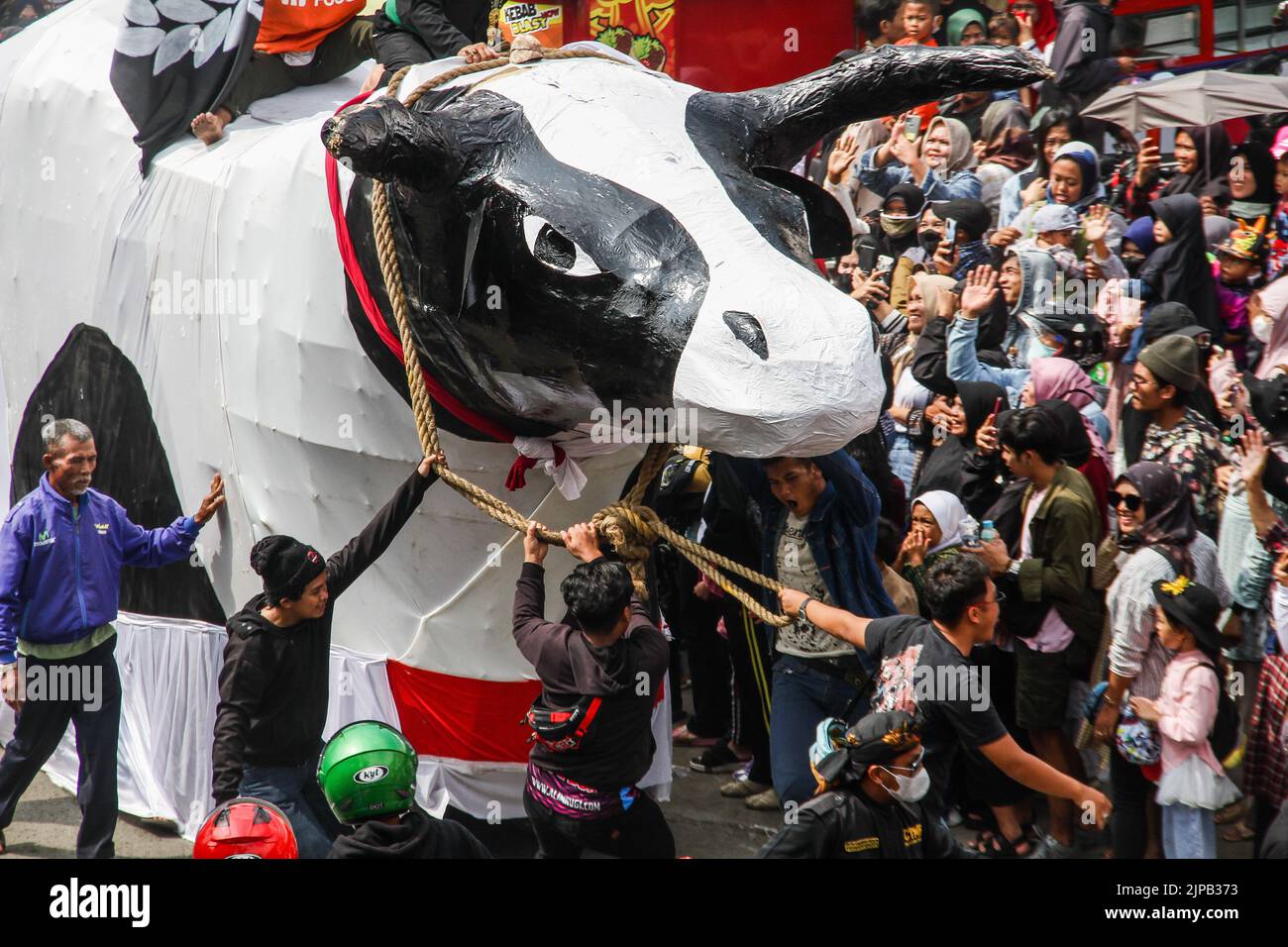 Parongpong, West Java, Indonesia. 16th Aug, 2022. Residents take part ...
