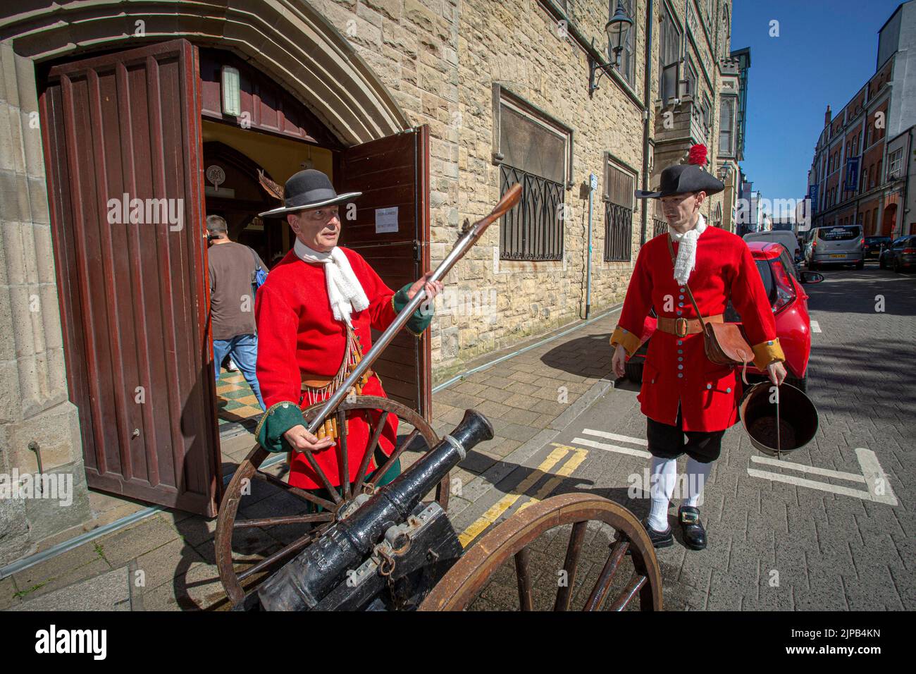 Apprentice Boys with cannon reenacting historic siege of Derry in the ...