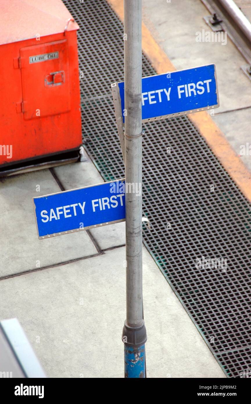 Load signs hi-res stock photography and images - Alamy