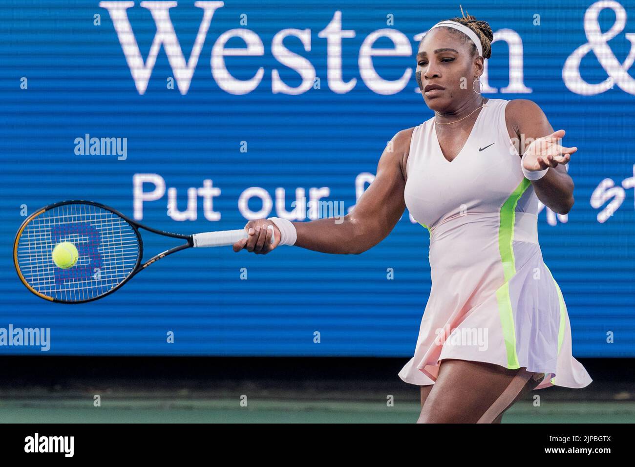 Mason, Ohio, USA. 16th Aug, 2022. Serena Williams (USA) hits a forehand ...