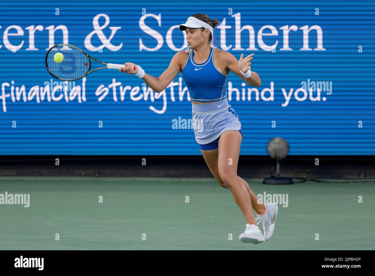 Mason, Ohio, USA. 16th Aug, 2022. Emma Raducanu (GBR) hits a forehand ...