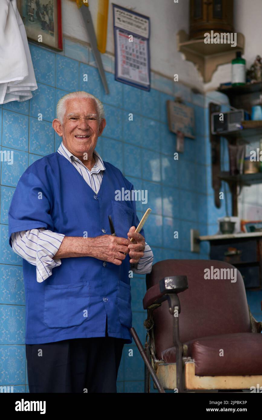 Smiling barber in barber shop hi-res stock photography and images - Alamy