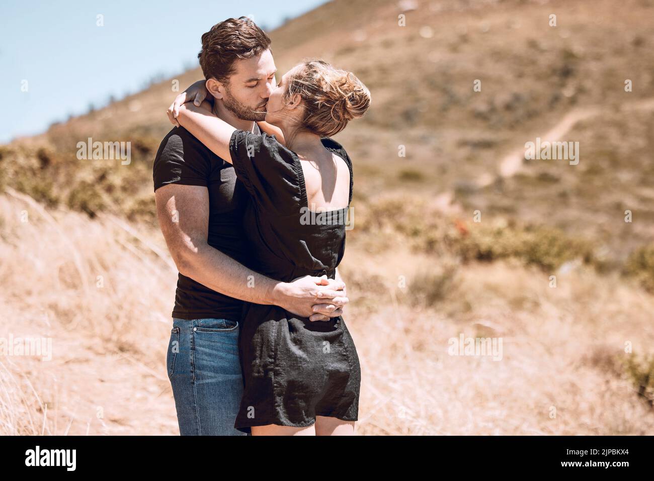Couple kissing on holiday hi-res stock photography and images - Alamy